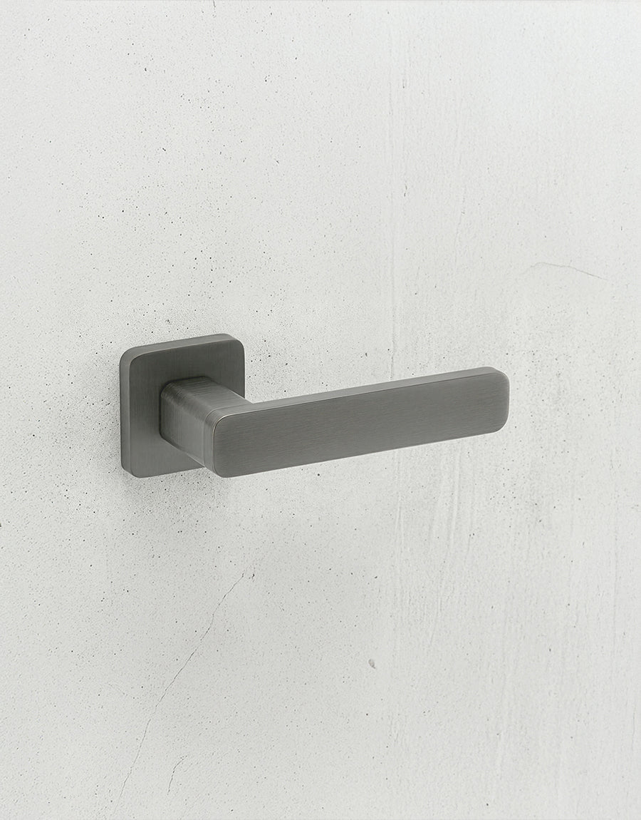 Contemporary Flow handle on squared rose – Groël